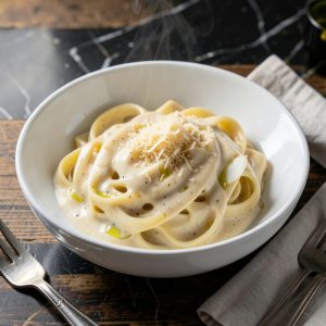 Maggiano's Alfredo Sauce Recipe: Silky Parmesan Cream for Pasta Night ...